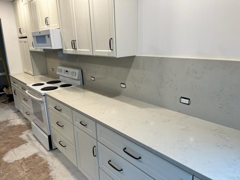 Venato Extra White Qtz with FH Backsplash - Hands on Granite